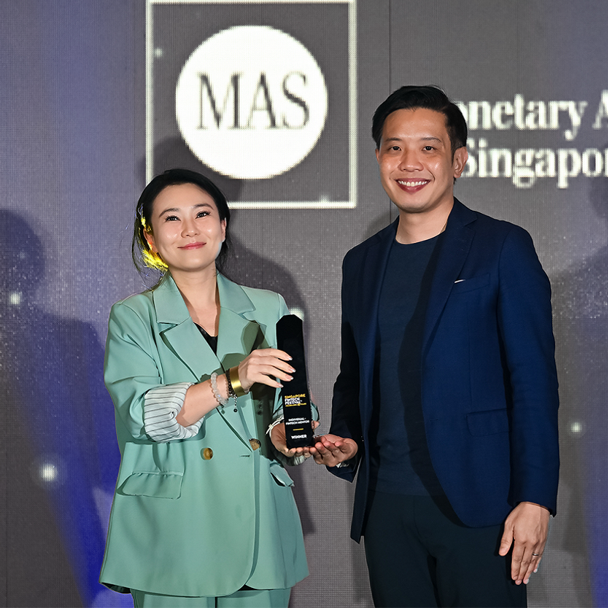 Alice Liu Awarded as FinTech Mentor of the Year at SFF 2025 - dtcpay